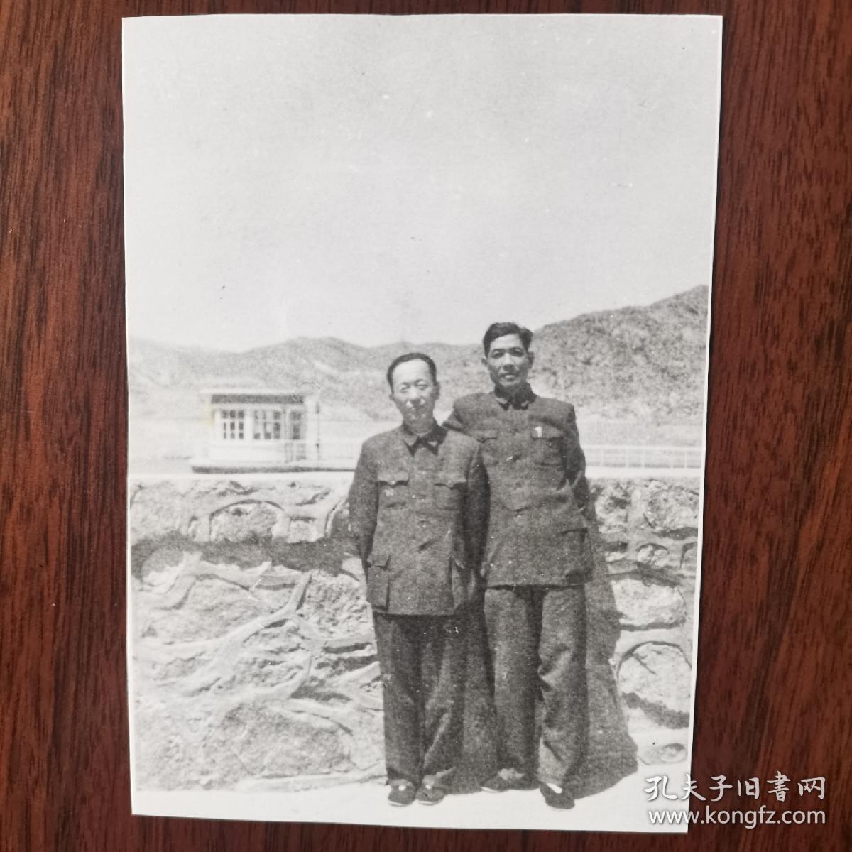 【图】安徽嘉山县人我国航天工业原子能工业卓越领导人第一颗原子弹爆炸领导者之一陈一民在戈壁滩 老照片,拍品信息,网上拍卖,拍卖图片,拍卖网,拍卖网站